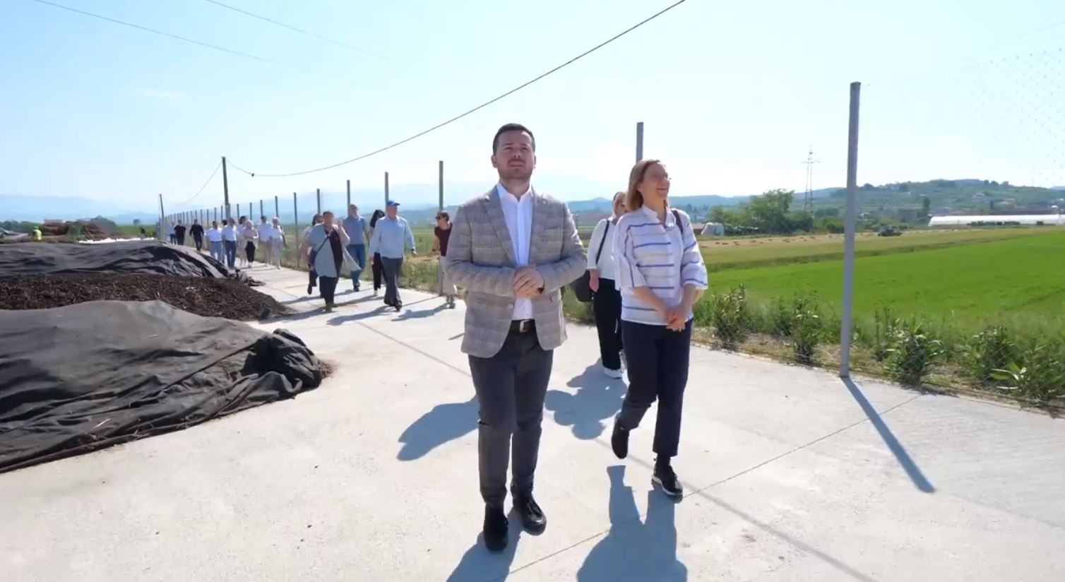 Donatorët më të mëdhenj, vizitojnë fushën e vetme të kompostimit në ...