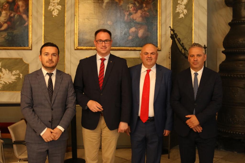 Kryetari i Bashkise Cerrik Andis Salla me Kryetarin e Bashkisë së ...