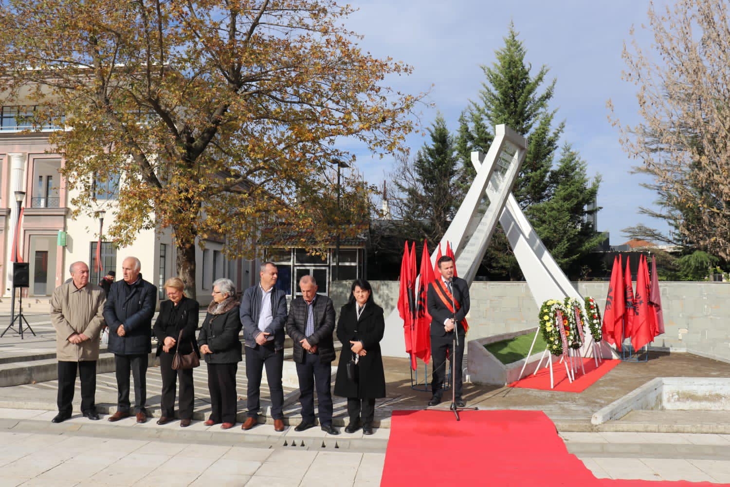 Gëzuar 29 Nëntorin-Ditën e Çlirimit | Miresevini ne faqen zyrtare te ...